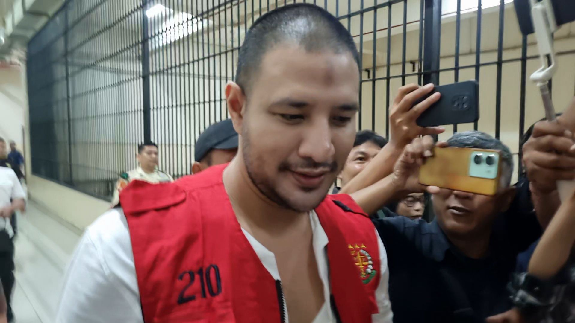 Tiba di PN Jakpus dengan kepala plontos, Ammar Zoni irit bicara dan ...