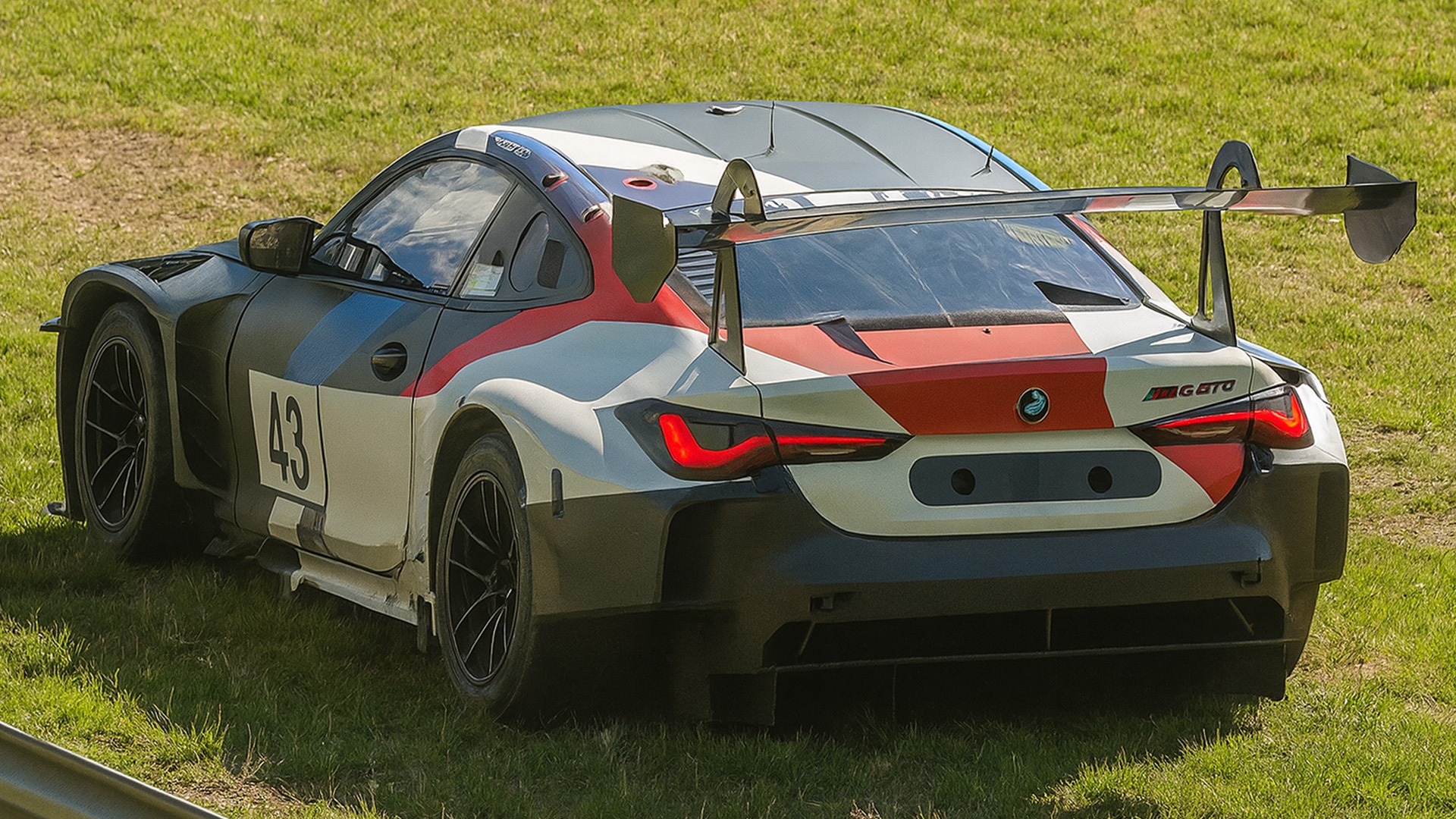 BMW M4 GT3 loses control at Nürburgring
