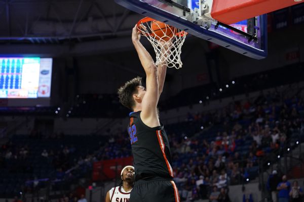 7-foot-9 Florida C Olivier Rioux dunks for first field goal