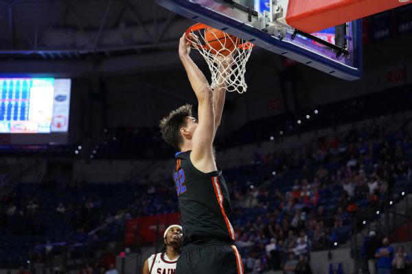 7-foot-9 Florida C Olivier Rioux dunks for first field goal
