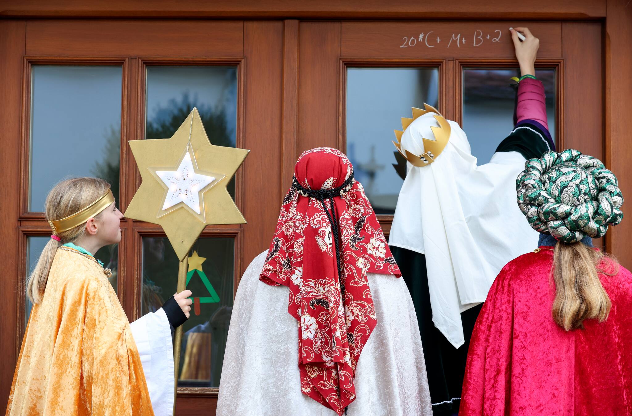 Neujahrs-Spendenaktion: Sternsinger der Gemeinde St. Sturmius sammeln Geld gegen Kinderarbeit