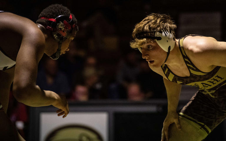 Bethlehem Catholic wrestlers pile up bonus points to down Easton