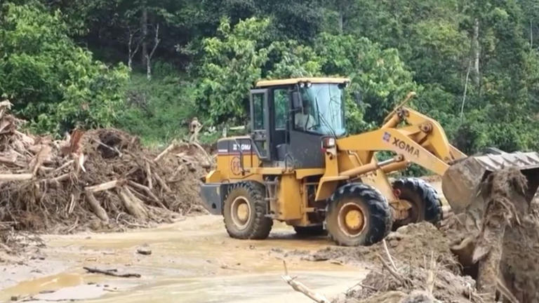 Terkini! Tetap waspada warga lintasi jalan Simpang KKA-Bener Meriah ...
