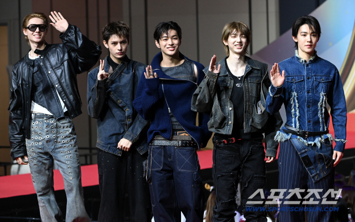 Cortis, you're so cool with your hands!