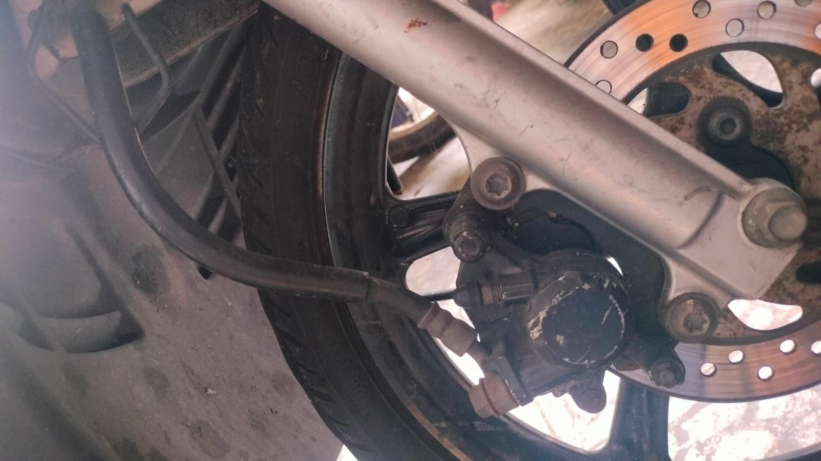 Jarang diperhatikan, selang rem motor wajib diganti baru setelah ...