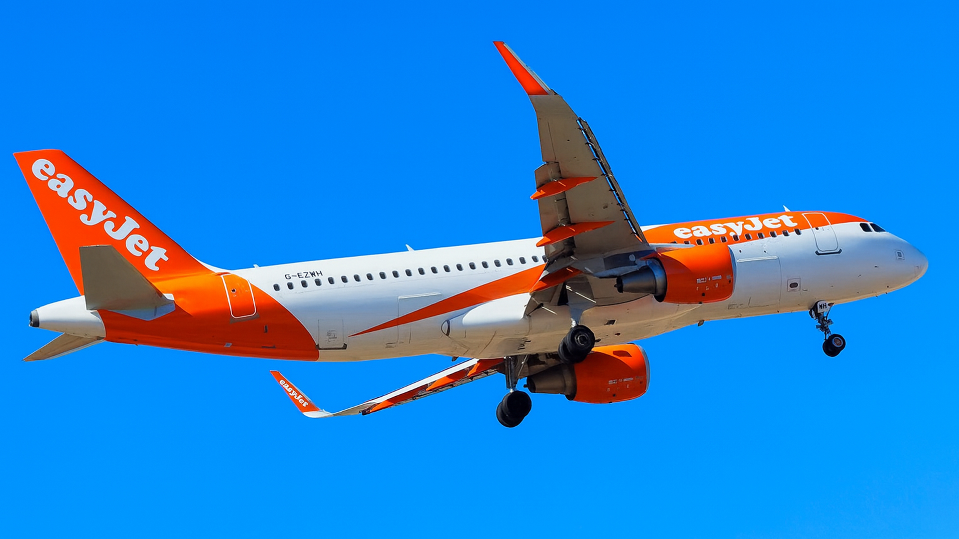 Planes landing and taking off in Fuerteventura