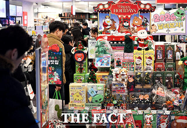 성탄절 한파에 북적이는 지하상가 쇼핑몰 [TF사진관]