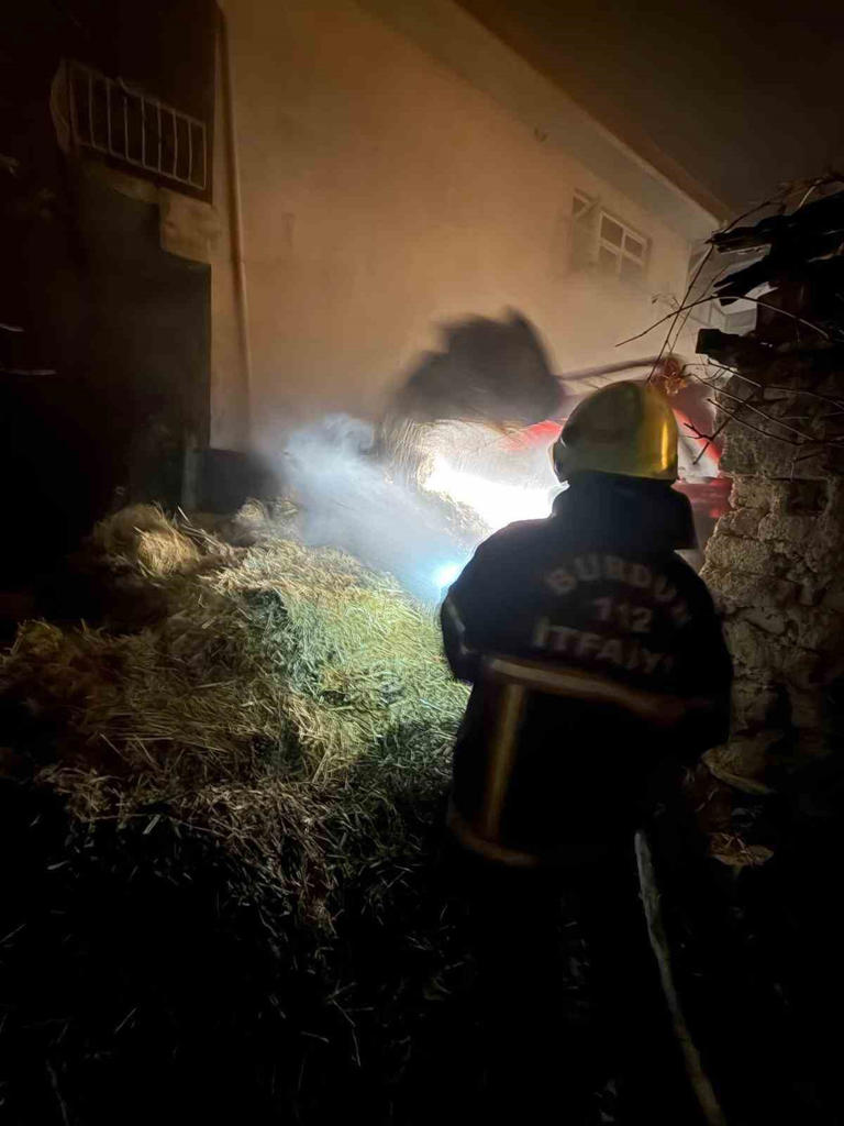 Burdur’da çıkan yangında 2 bine yakın saman balyası zarar gördü