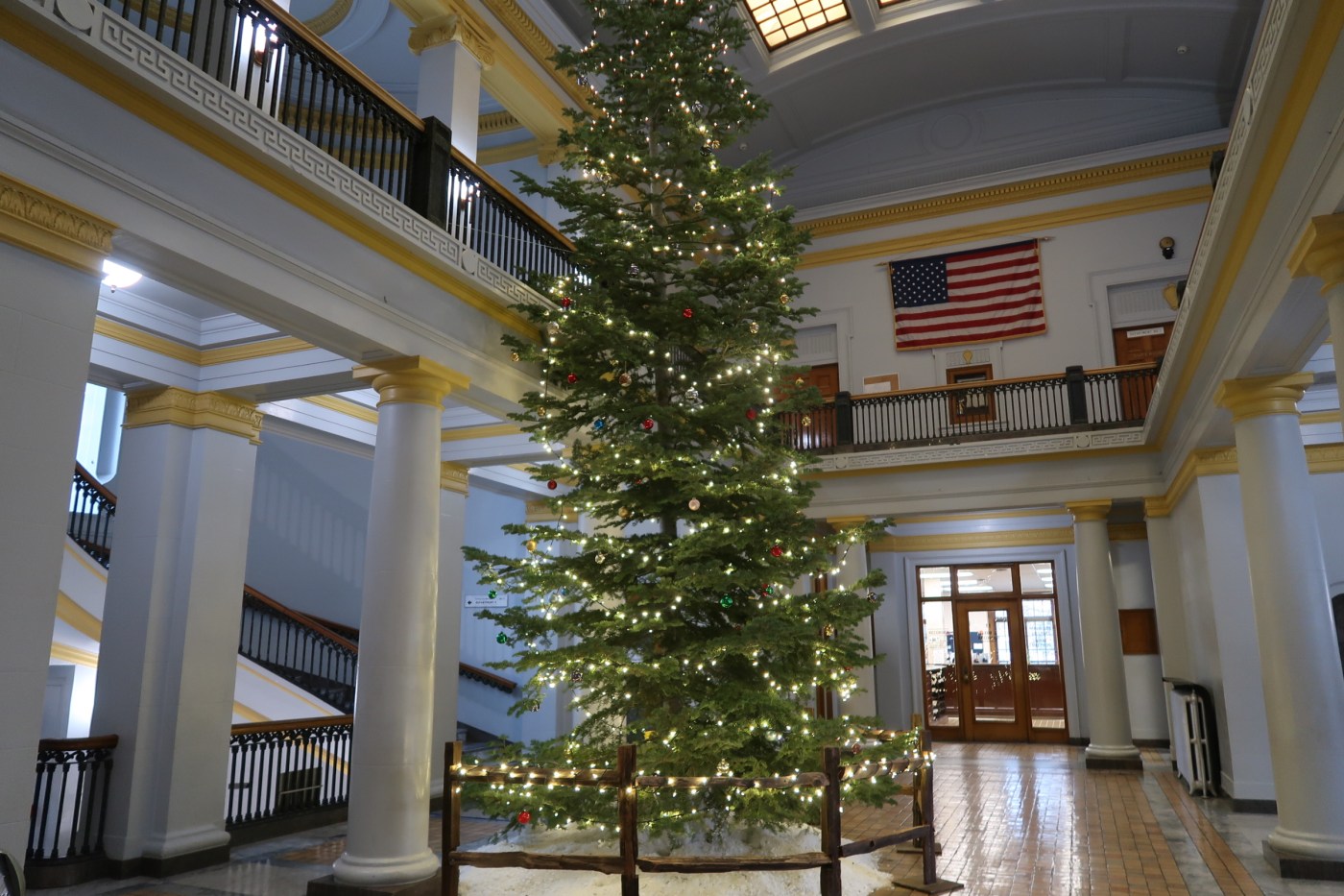 Old courthouse shines with holiday cheer
