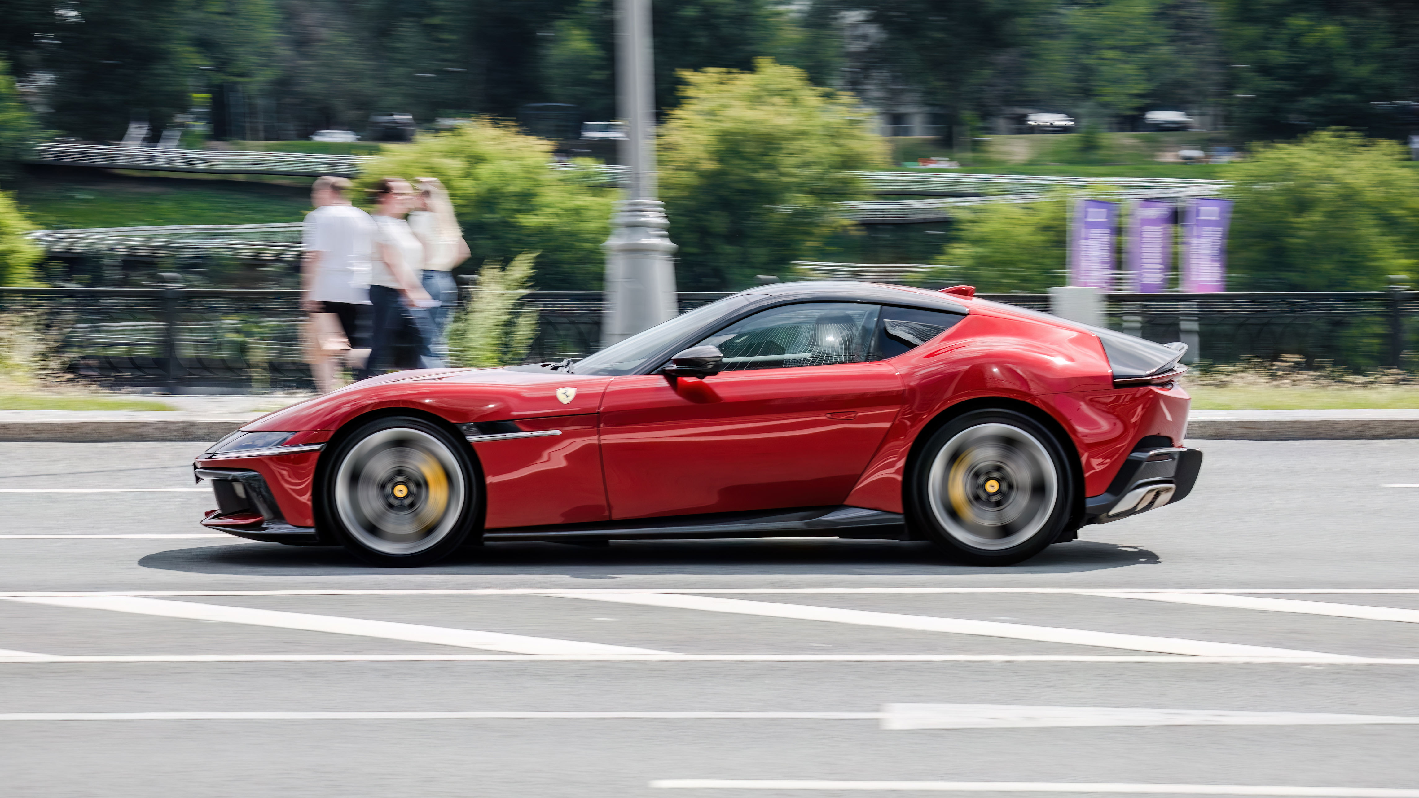 Eigenaar dumpt gloednieuwe Ferrari 12Cilindri na aanrijding met zwerver ...