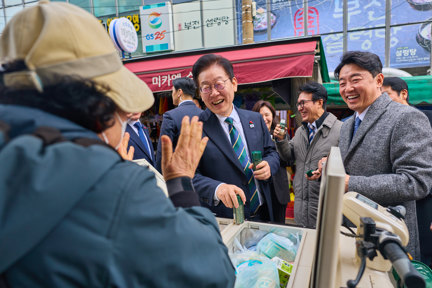 Lee's approval rating falls to 59 percent in latest poll, a 3 percent ...