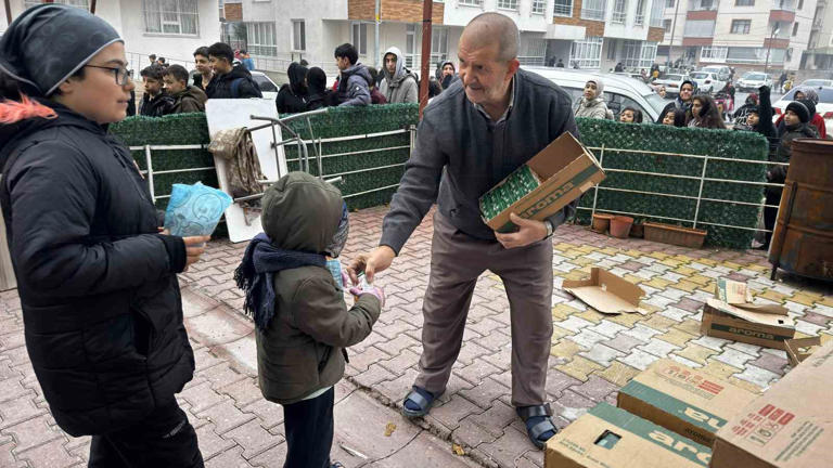 Şivlilik diye gelen çocuklara tantuni ikram ettiler