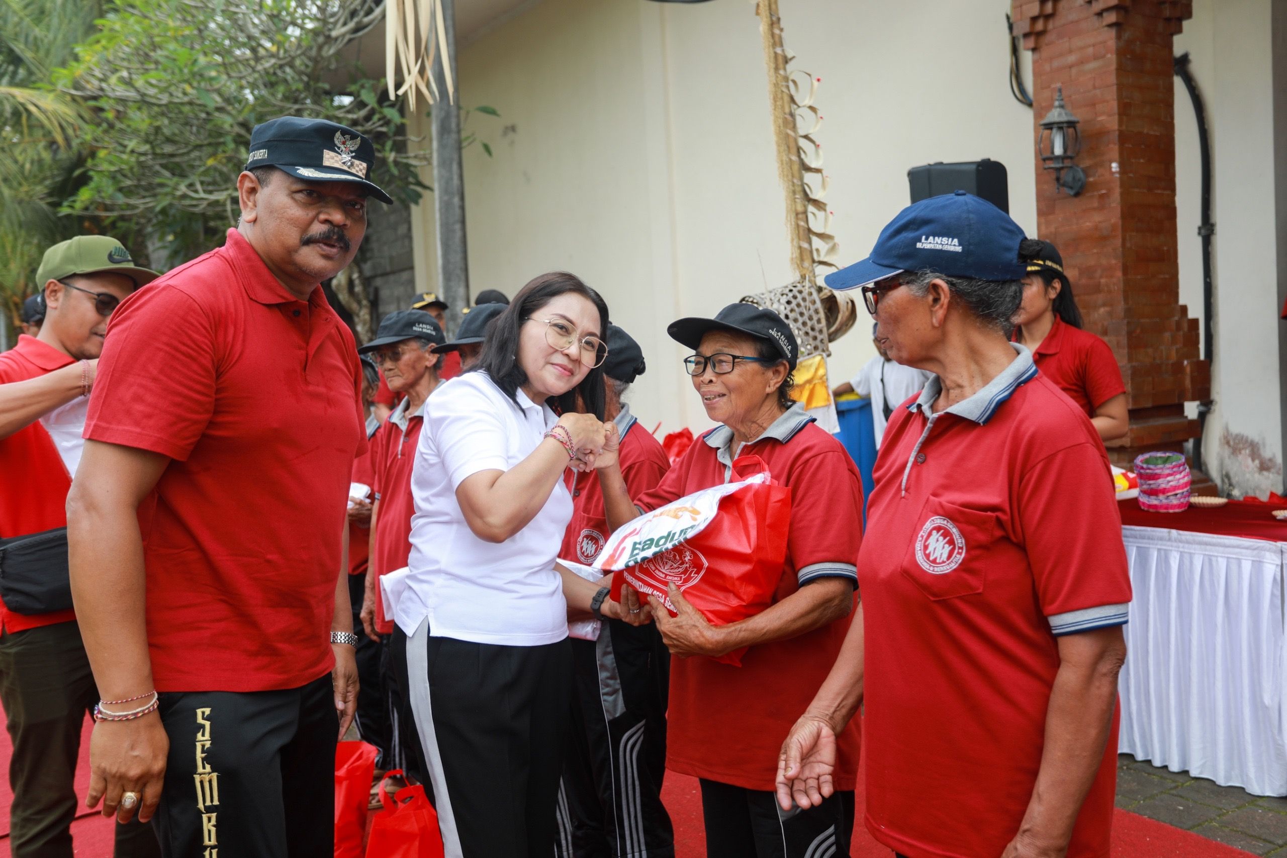 Ketua TP. PKK Badung hadiri perayaan Hari Ibu di Desa Sembung