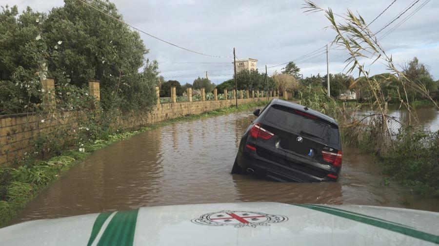 Alghero, allagamenti in campagna: cinque auto fuori strada