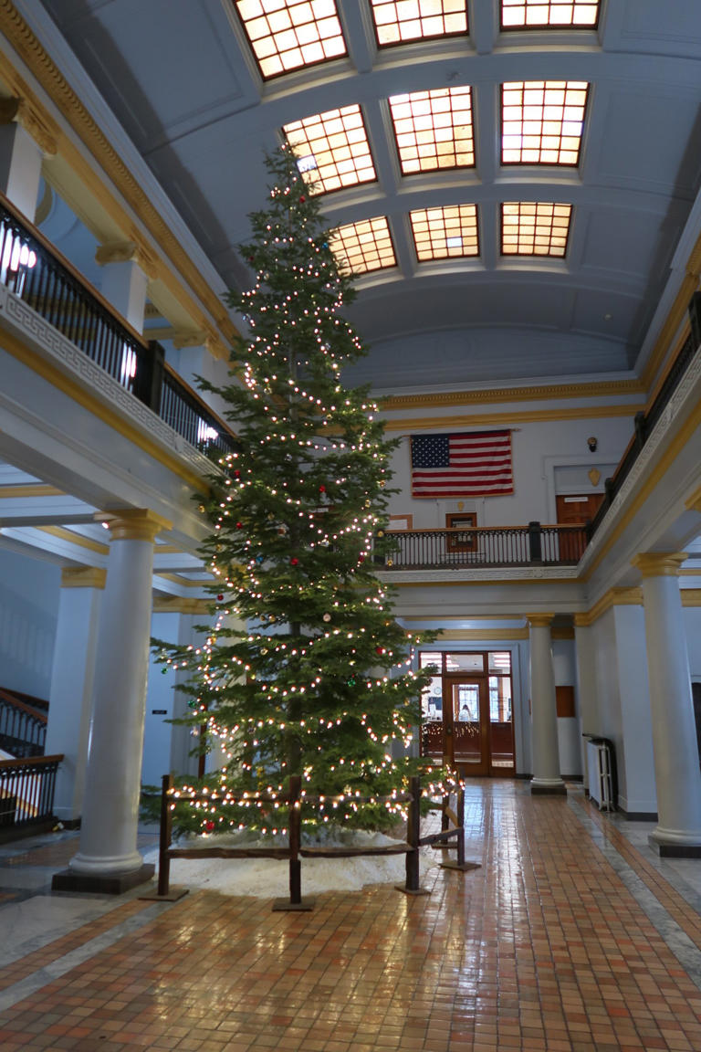 Old courthouse shines with holiday cheer