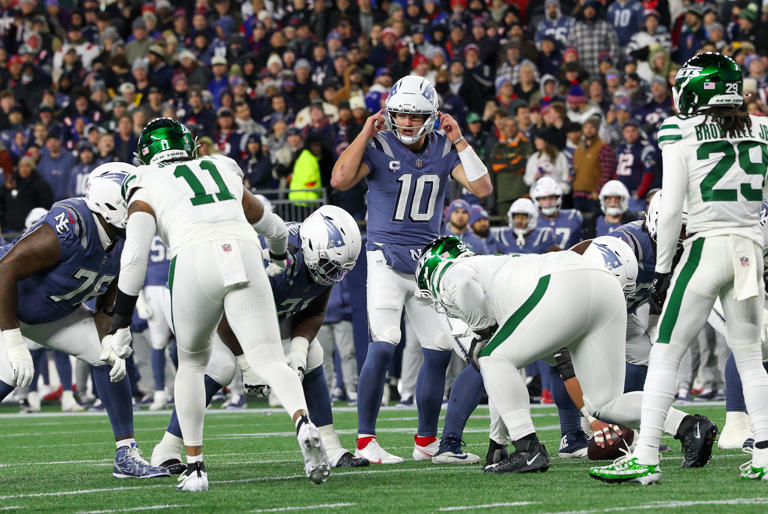 Week 17 NFL survivor pool strategy with safe, value, trap picks