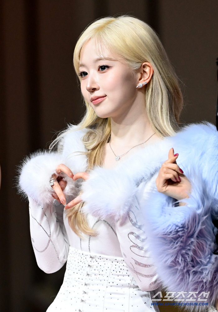 NMIX Haewon, heart with lovely looks