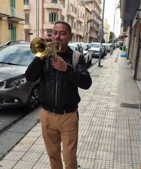 Il Natale di Michele, le note della sua tromba su Messina per ricordare ...