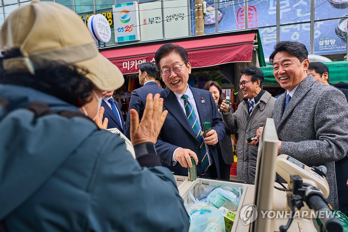 Lee's approval rating slips 3 points to 59 pct in latest poll