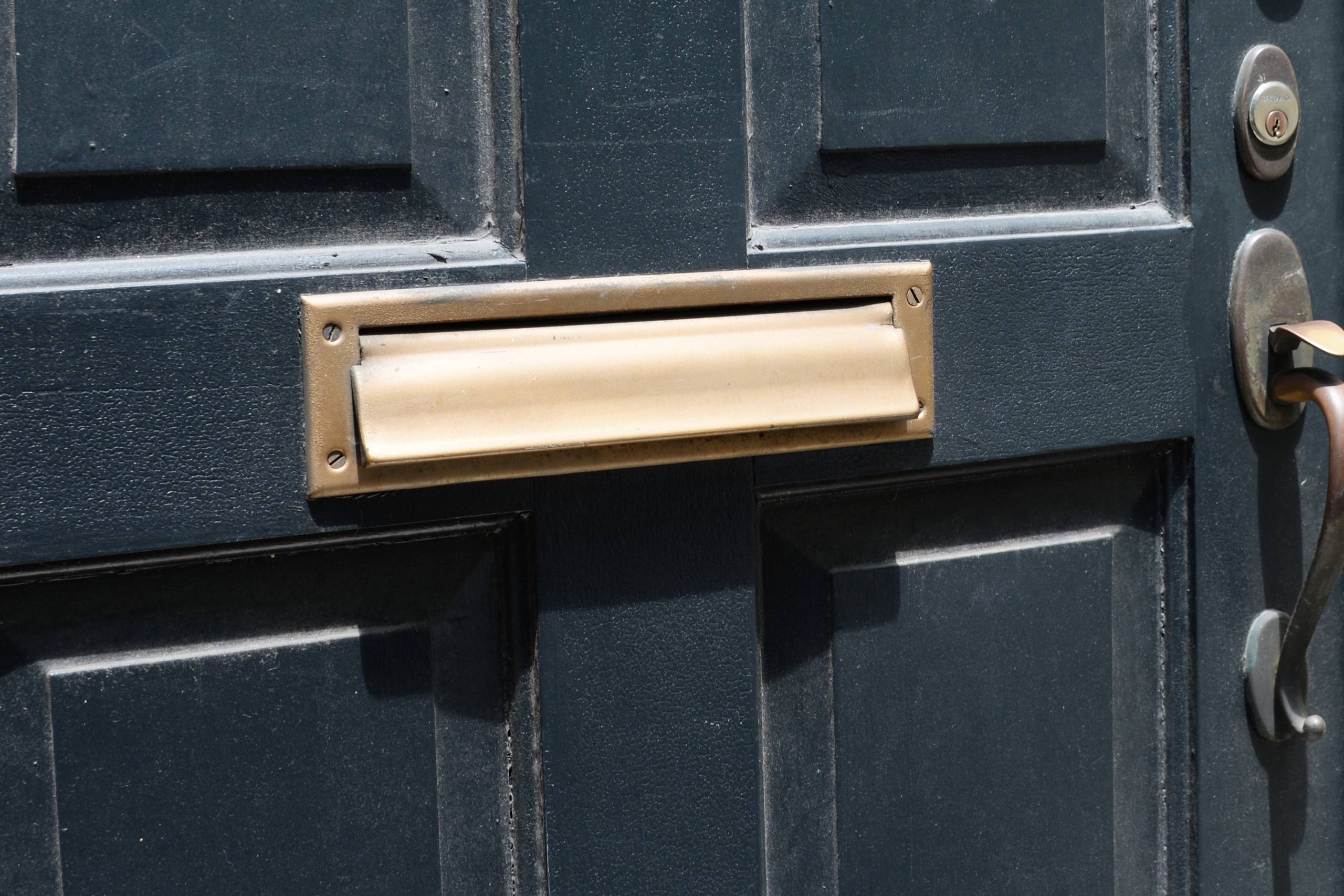 Betjente stod model til høj musik, trusler og genstande gennem ...