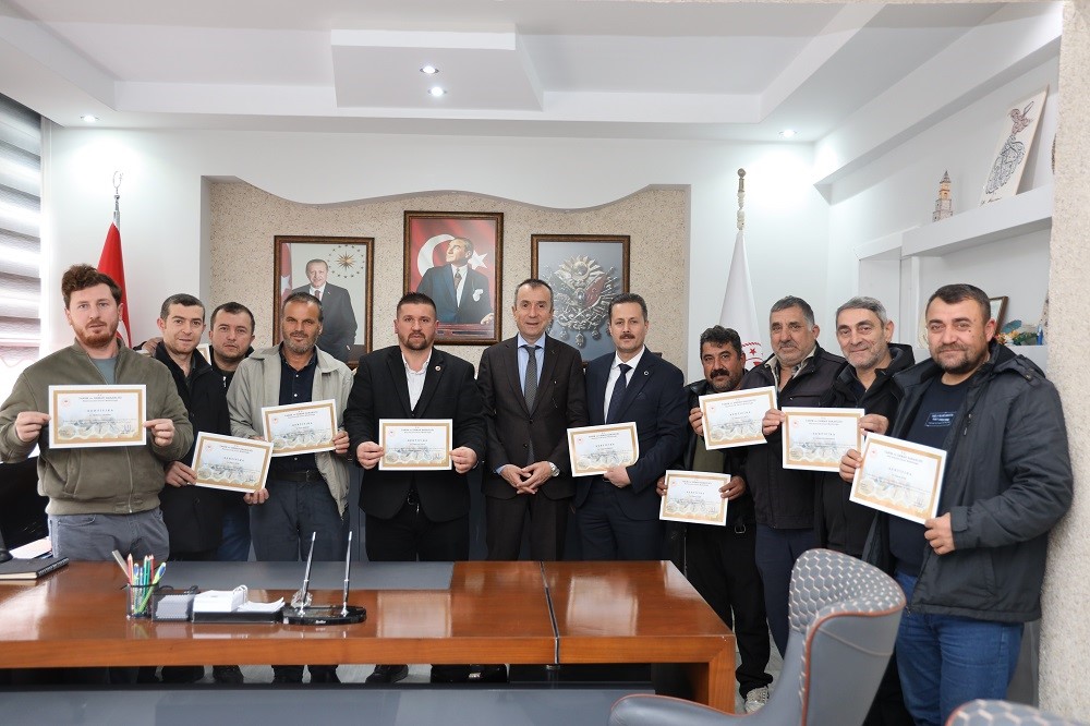 Bilecik’te ana arı yetiştiriciliği eğitimi alan 33 arıcı ...