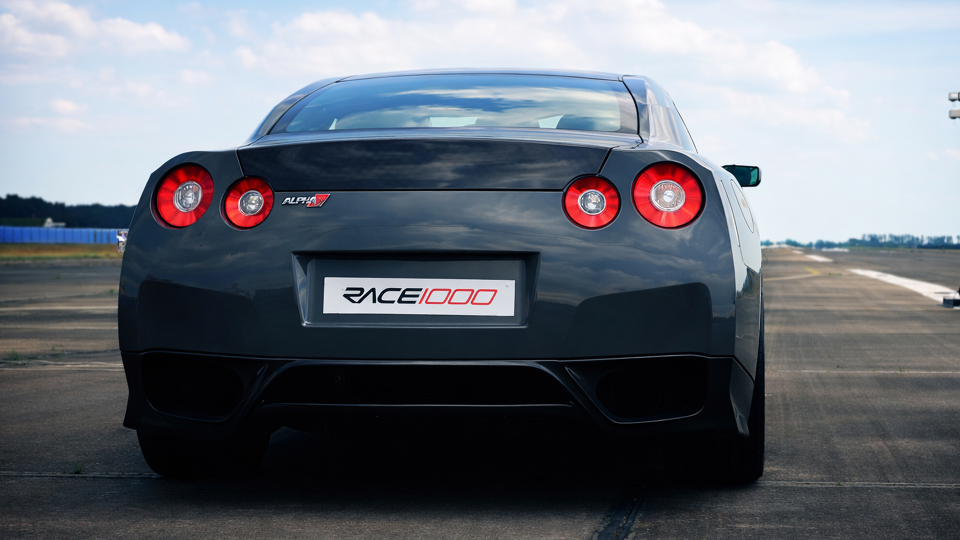 Nissan GTR zeigt seine Geschwindigkeit beim Race 1000