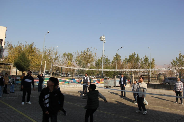 Cizre Milli Eğitim Müdürü İke, öğrencilerle voleybol oynadı