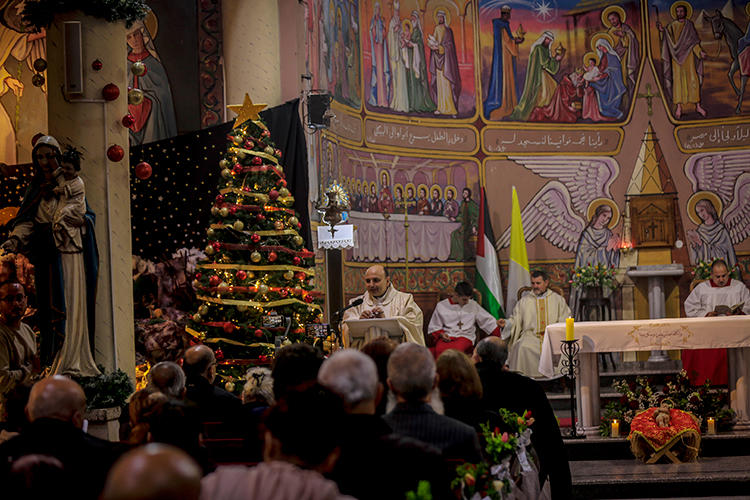 Gazze'deki Hristiyanlar Noel ayininde İsrail'in neden olduğu yıkımın ...