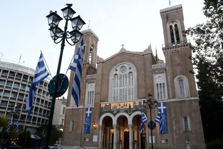 Πλήθος πιστών στη Μητρόπολη για τη Θεία Λειτουργία: Χοροστάτησε ο ...