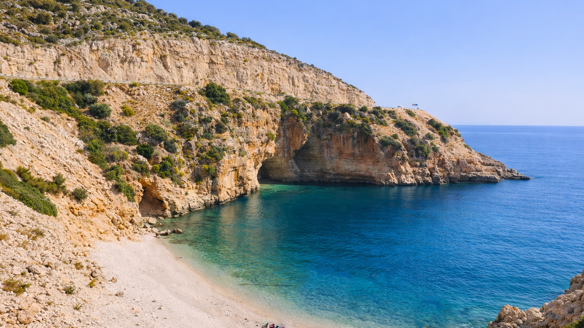 La baia blu nascosta sulla costa turca