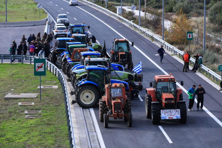 Χριστούγεννα στα μπλόκα κάνουν οι αγρότες: Παραμερίζουν τα τρακτέρ για ...