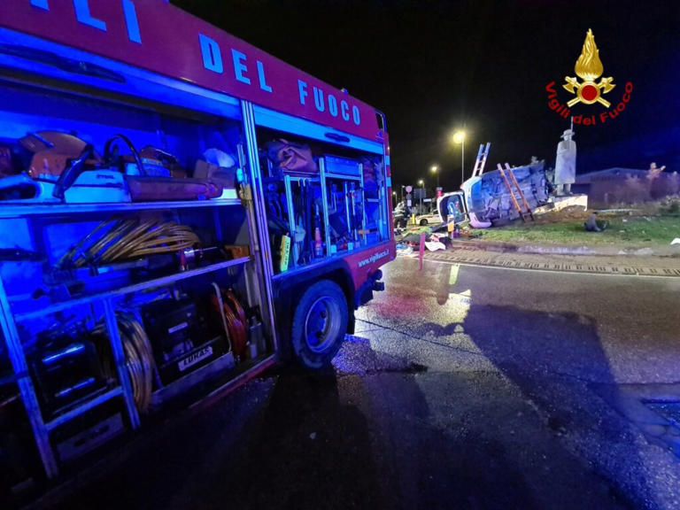 Perde il controllo dell'auto e finisce sulla rotatoria: in ospedale