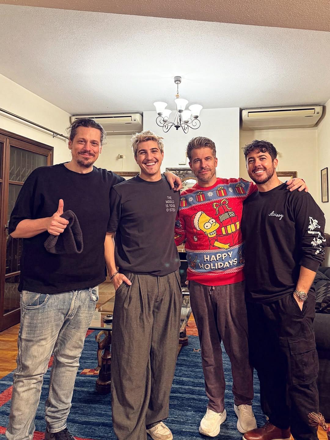 Οι γιοι του Γιάννη Πάριου όλοι ποζάρουν μαζί στο σπίτι του Χάρη ...