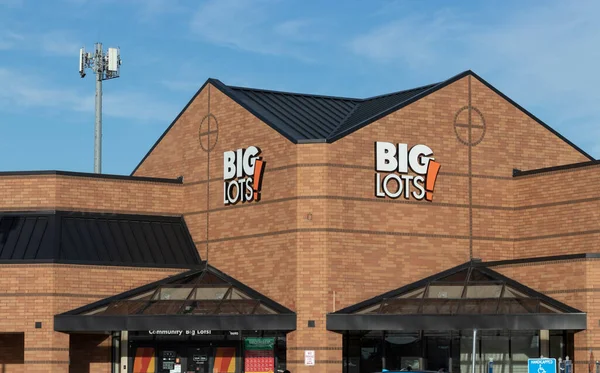 10 major retail and restaurant chains closing thousands of US locations ...