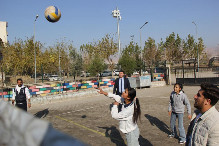 Cizre Milli Eğitim Müdürü İke, öğrencilerle voleybol oynadı