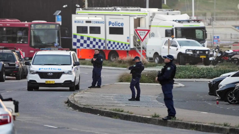Days after Bondi terror attack, car with ‘Happy Chanukah’ sign ...