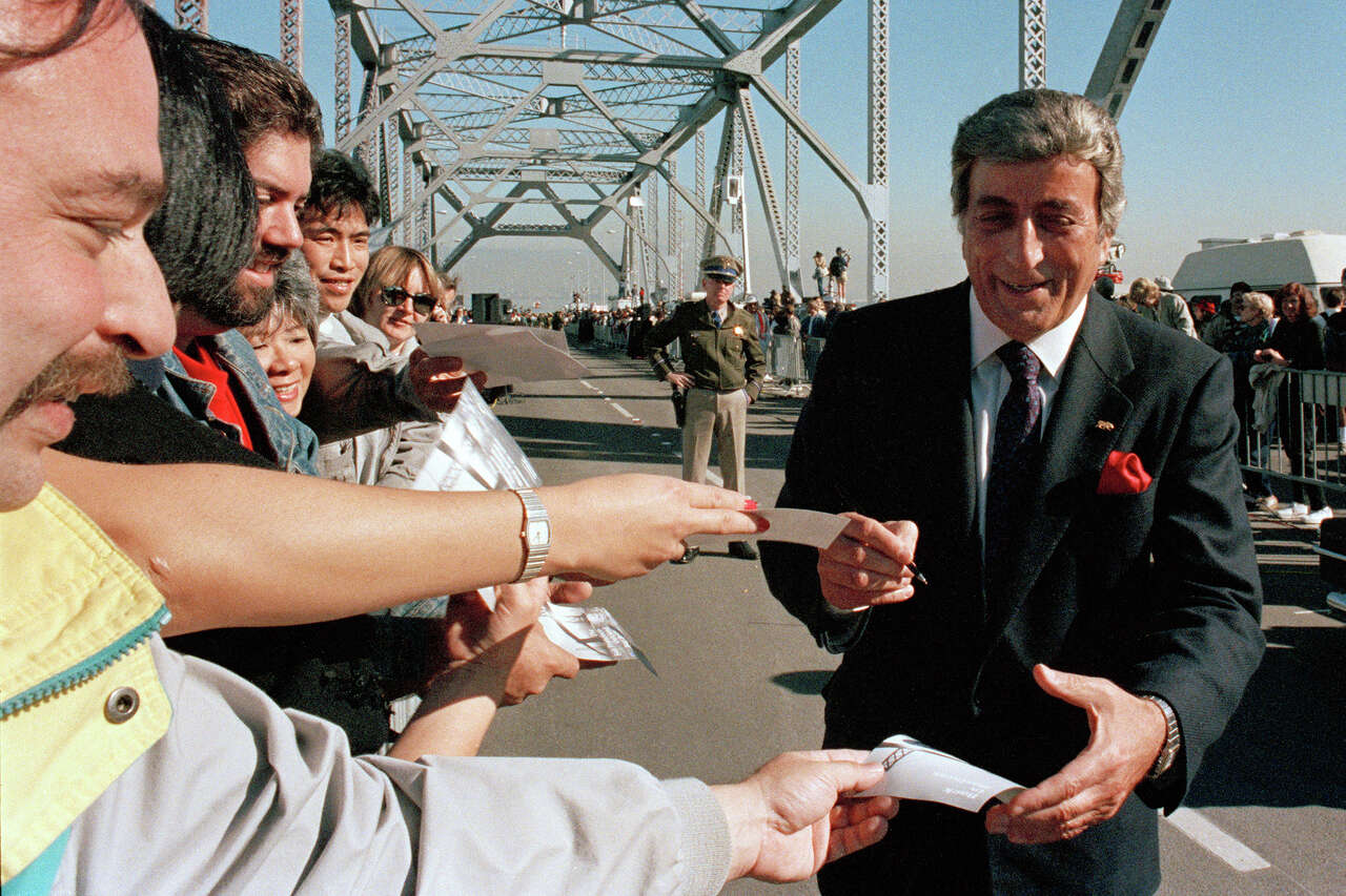 The last time a crowd of Bay Area pedestrians (legally) walked on the Bay Bridge