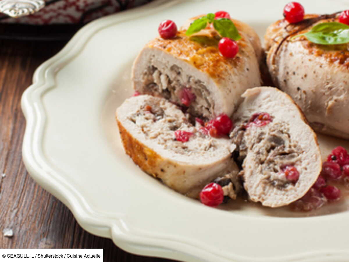 Exit la dinde sèche : ce suprême de volaille farci met tout le monde d ...