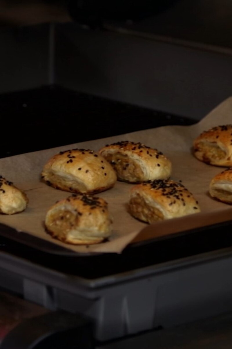 Curry-Putenwurst-Rollen mit Apfel-Ingwer-Chutney