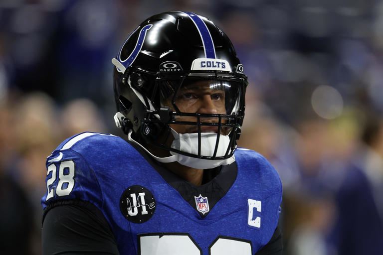 NFL execs have 2 Colts players as candidates for end-of-season awards