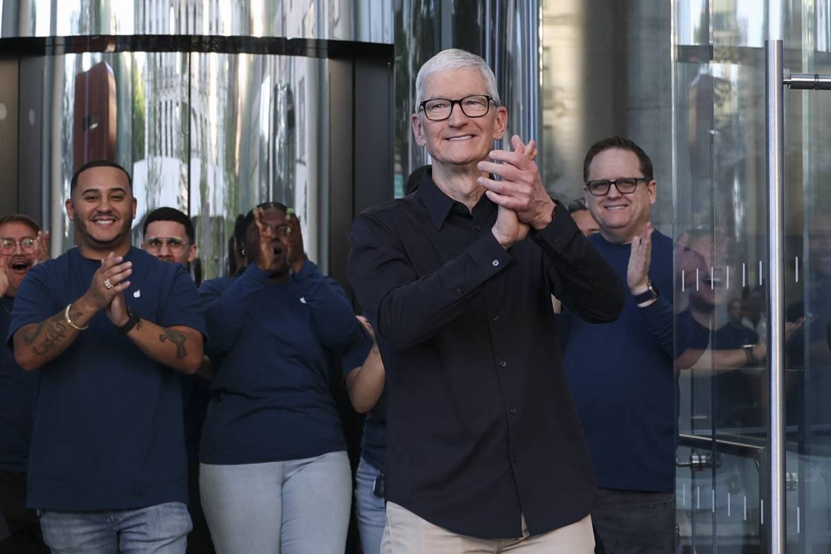 Apple's Cook doubles Nike stake, endorses CEO Hill's turnaround push