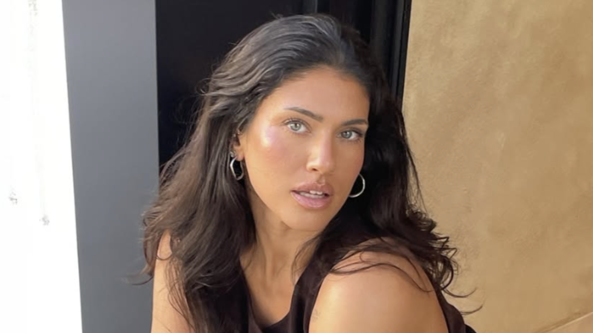 "She's incredible": This model confidently shows off her curves