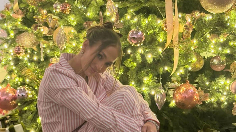 Jennifer Lopez ditched sequins for pink pajamas on Christmas Eve, and ...