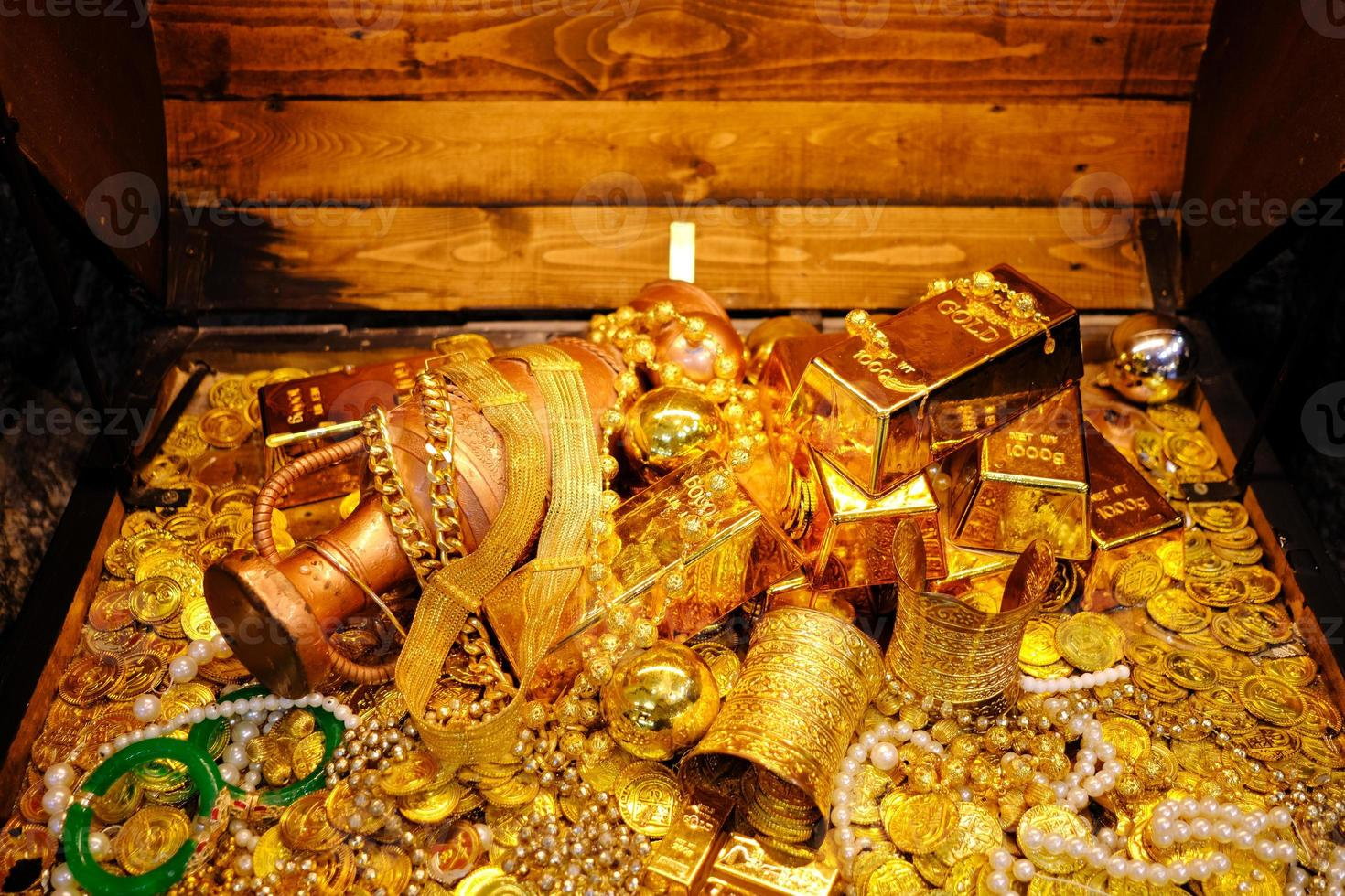 $800K gold treasure found during French pool dig