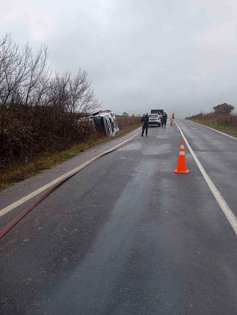 Vize-Soğucak Köyü yolunda petrol tankeri devrildi