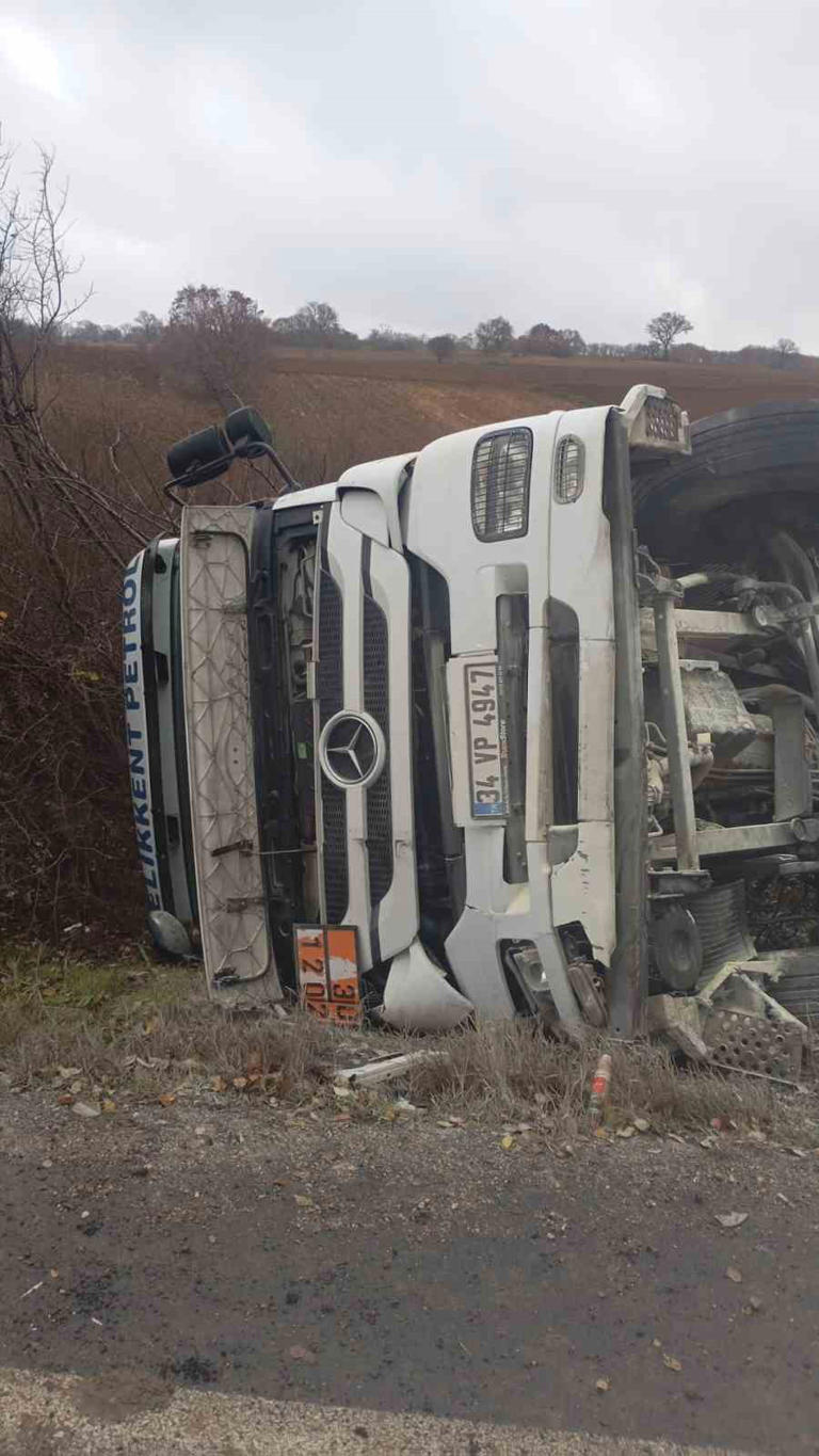 Vize-Soğucak Köyü yolunda petrol tankeri devrildi