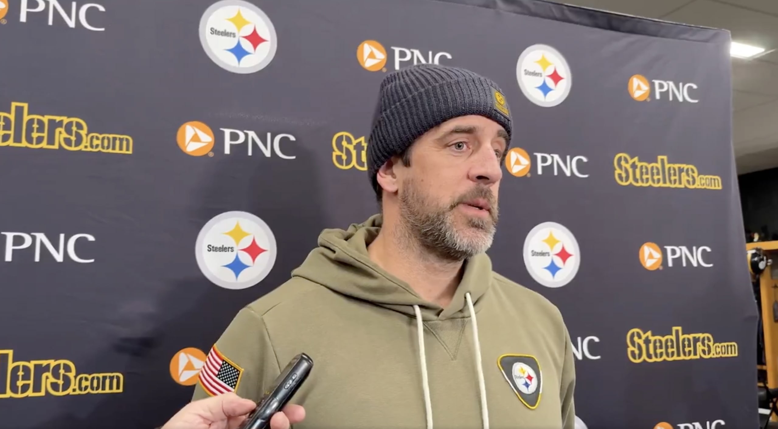 Aaron Rodgers comes to defense of teammate suspended for hitting fan ...