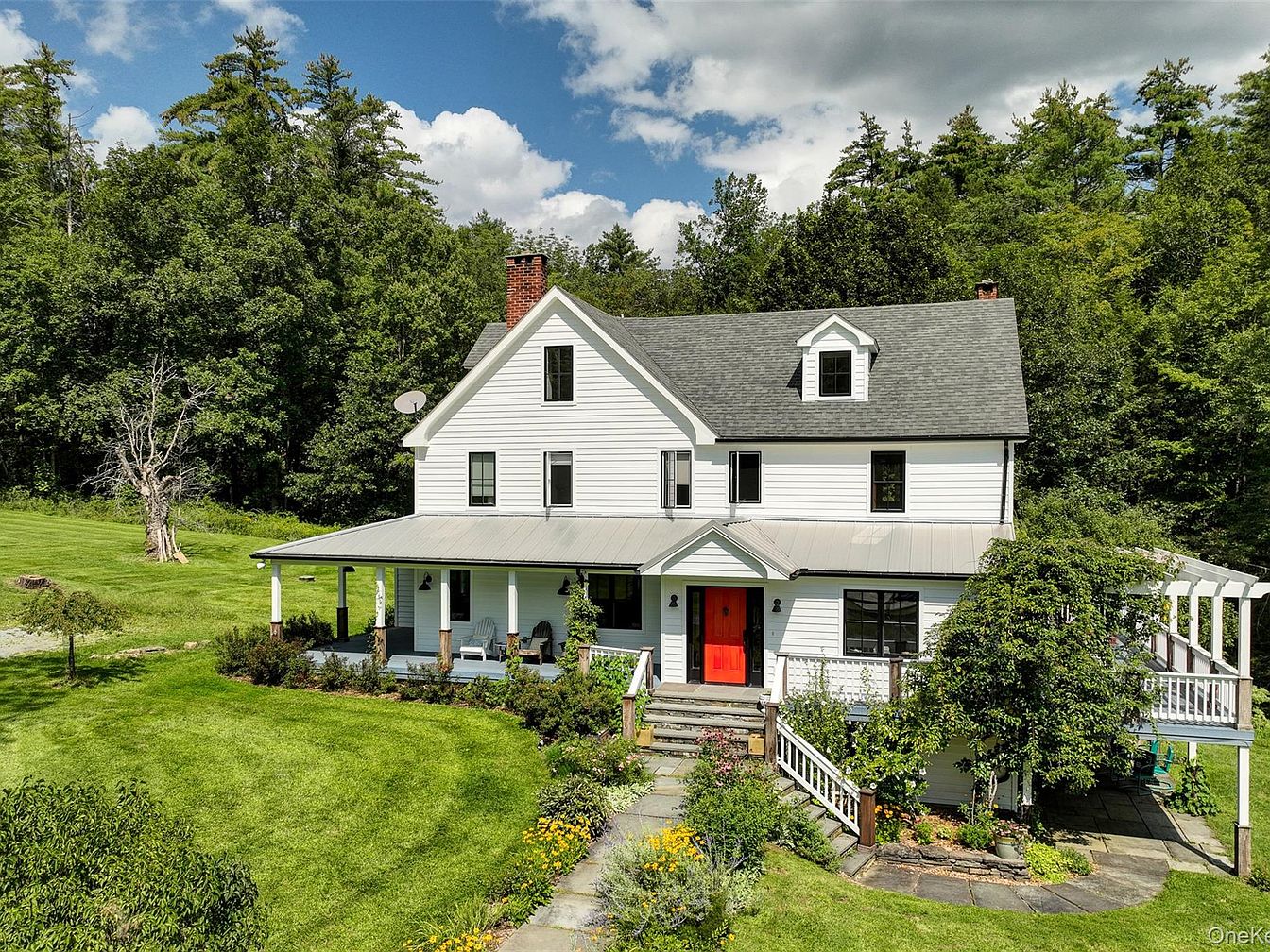 Stunning 1900 boarding house in Narrowsburg, New York on 18.8 acres ...