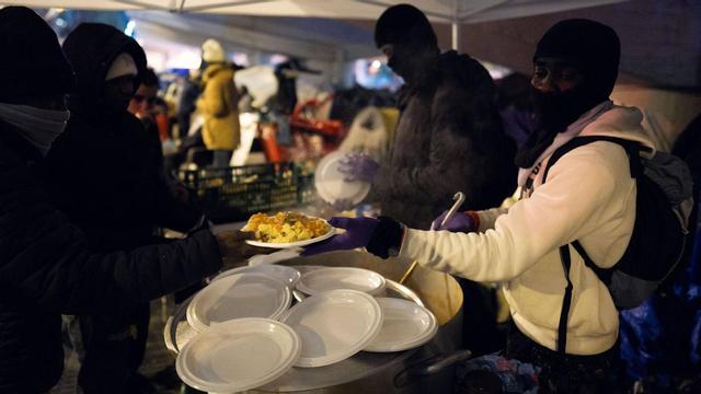 Unos 50 desalojados pasan la Nochebuena bajo un puente en Badalona tras ...