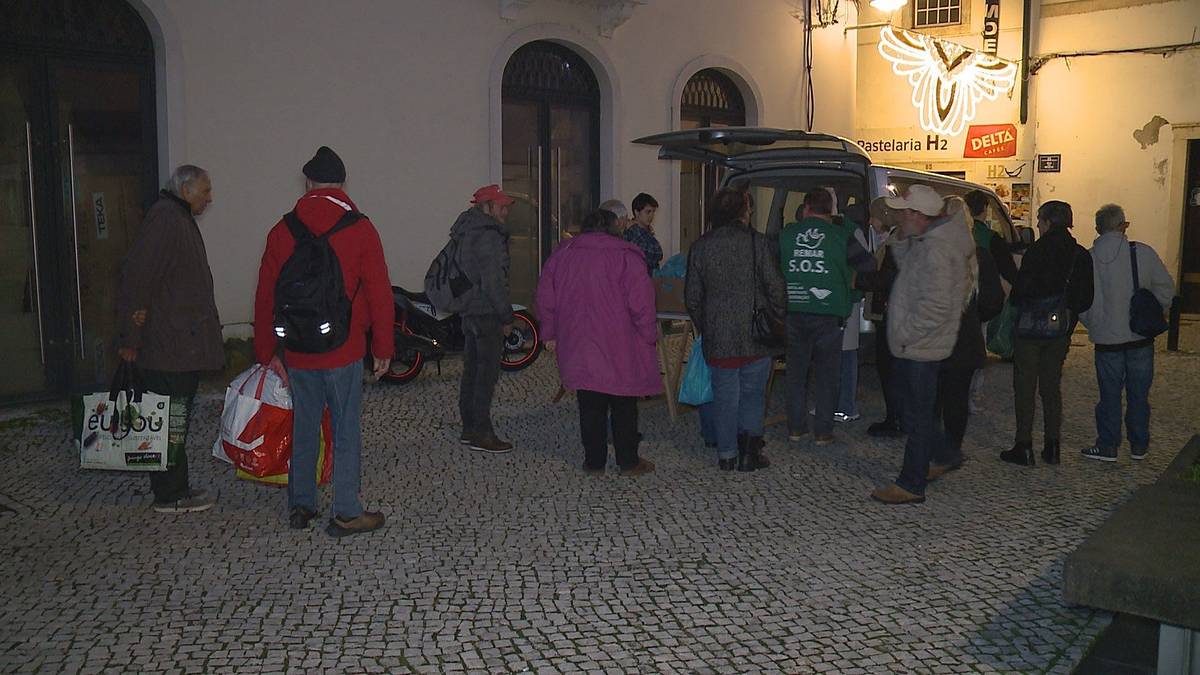 Em Coimbra, voluntários distribuem ceia de Natal a pessoas carenciadas